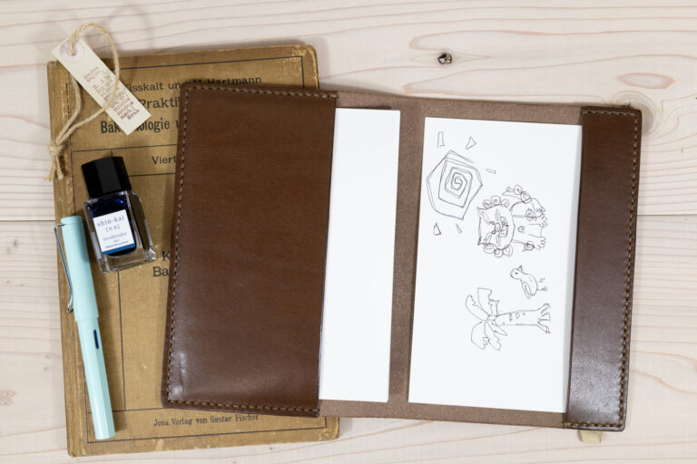 【情報カードケース（B6）】／4色から選べる／対応サイズ：182×128mm／ゴムバンドは13色から選べる【栃木レザー】 | sNapuna（スナプナ）